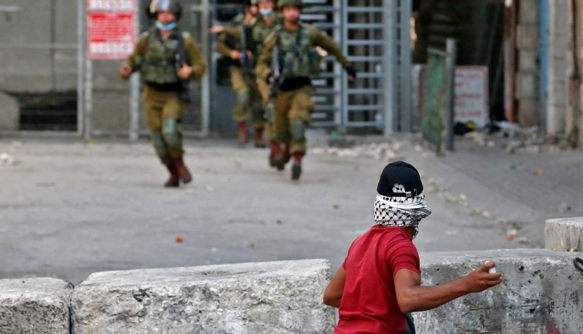 اعتقال ناشط فلسطيني كان جندي إسرائيلي جثا بركبته على رقبته خلال تظاهرة